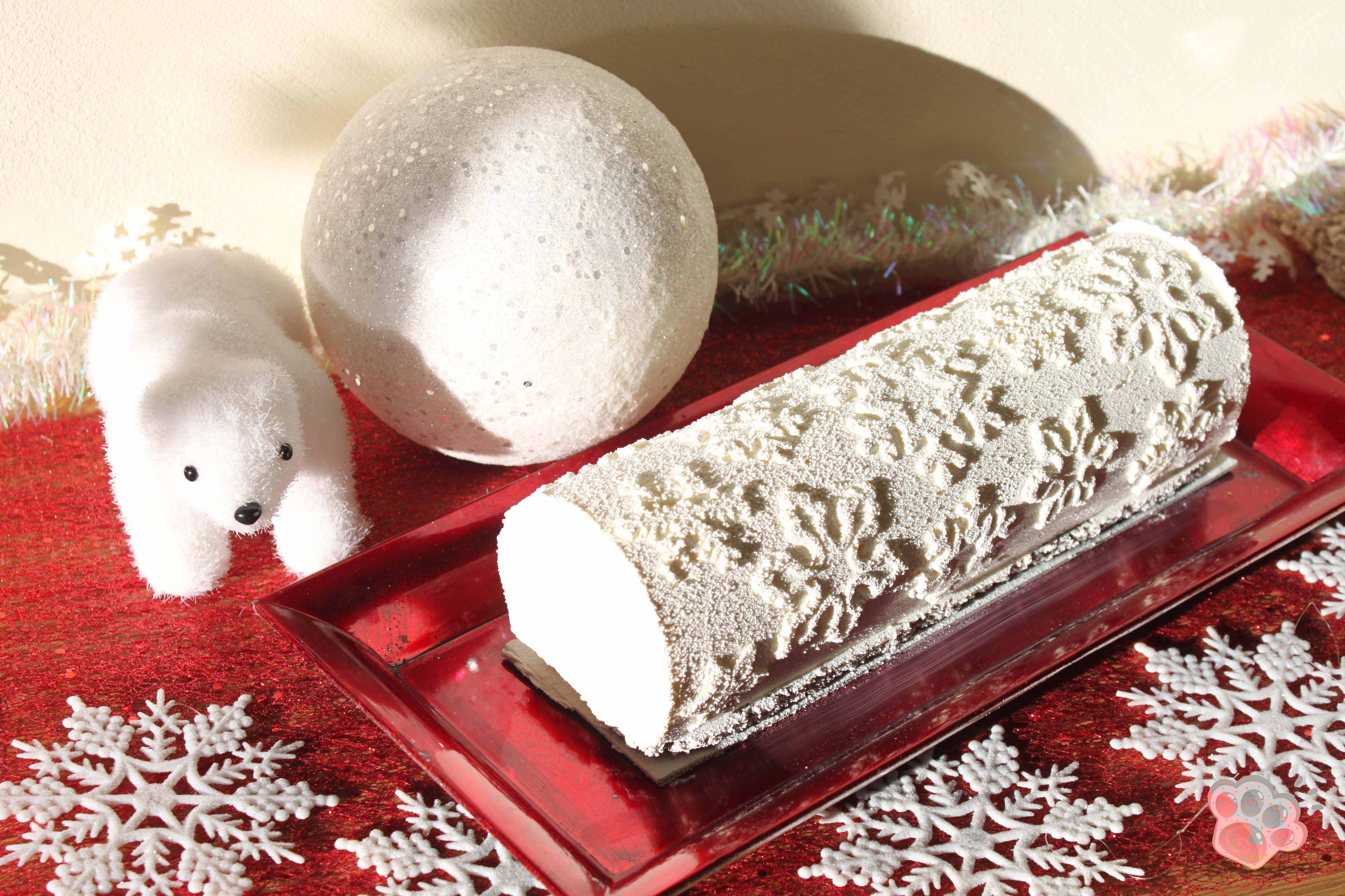 Bûche de Noël Flocons aux fruits exotiques - La pâte d'Amanda Bûche de Noël Flocons aux fruits exotiques - La pâte d'Amanda